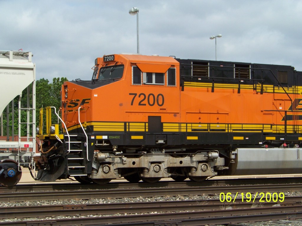 BNSF ES44DC 7200